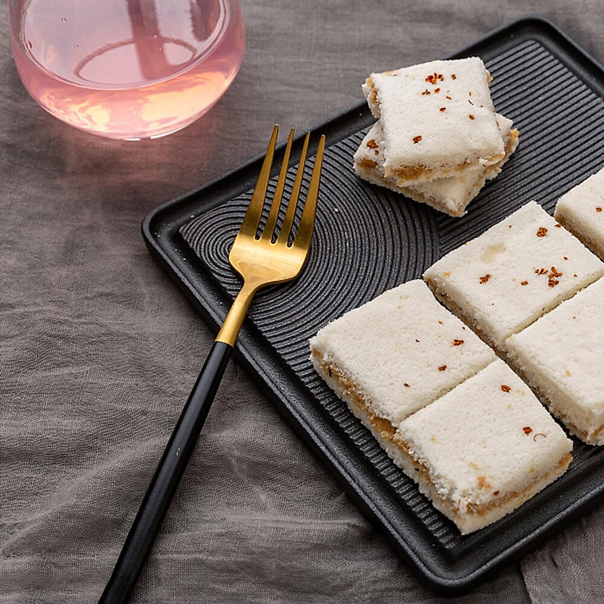 24Pieces Cutlery Set Stainless Steel Flatware Set Tableware Utensil Set with Gold Tea Spoon Food Knife Fruits Fork Set Service Eating Dinner for Kitchen Home Restaurant Hotel (Color)