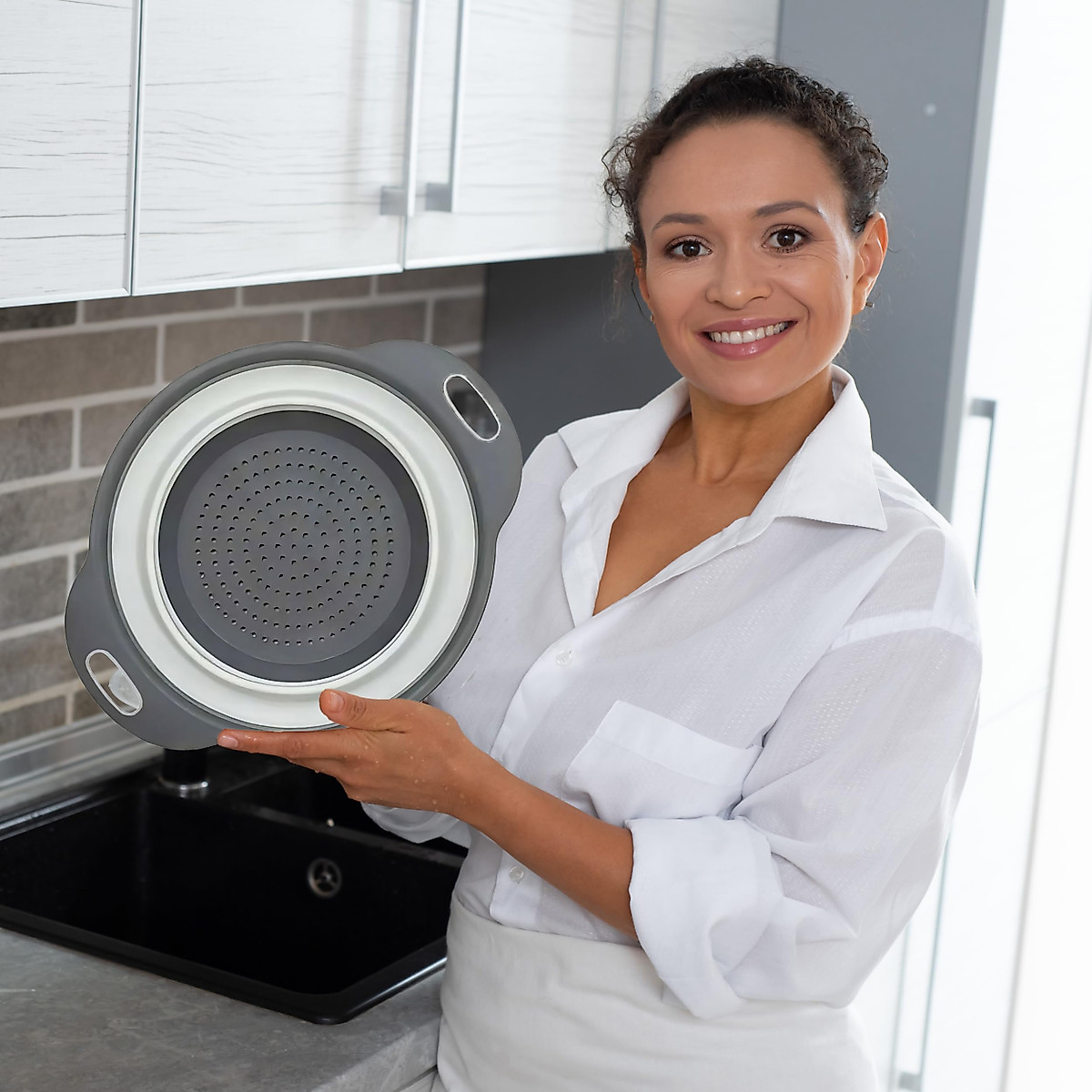 Round Silicone White Colander Collapsible – Foldable White Kitchen Strainer Small Collapsible Colander with Plastic Handles for Draining Vegetable and Fruit Silicone Kitchen Strainer for Pasta