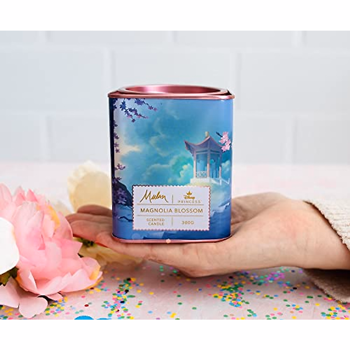 Disney Princess Home Collection Mulan 11-Ounce Scented Tea Tin Candle with Magnolia Blossom Fragrance | 28-Hour Burn Time | Home Decor Housewarming Essentials, Cute Gifts and Collectibles