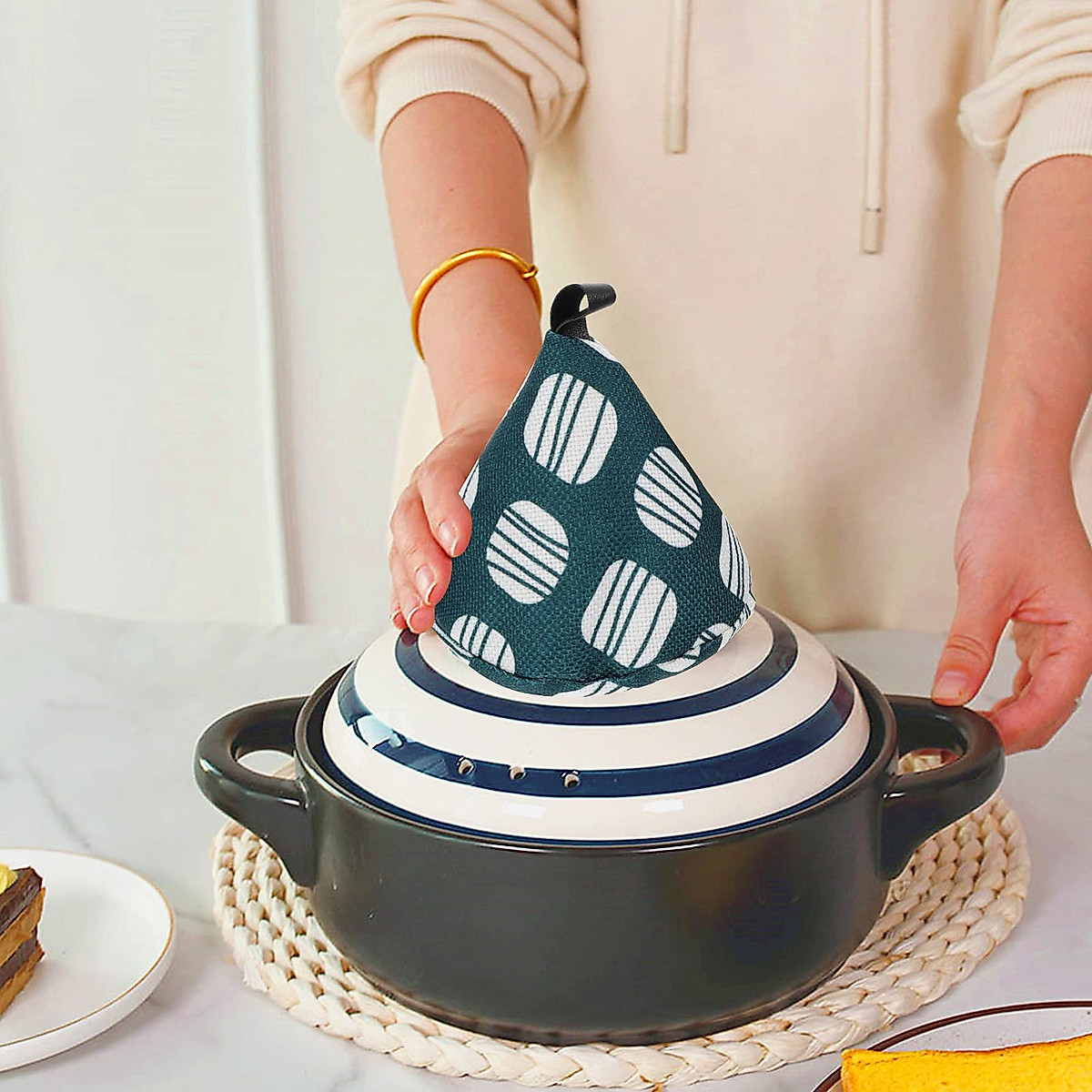 OSALADI 2pcs Hot Handle Holder Non Slip Pot Holders Cover Assist Hot Pan Handle Triangle Fabric Pot Clip Pot lid Gloves Anti Scalding Protector Kitchen Cooking Pot Handle Hat