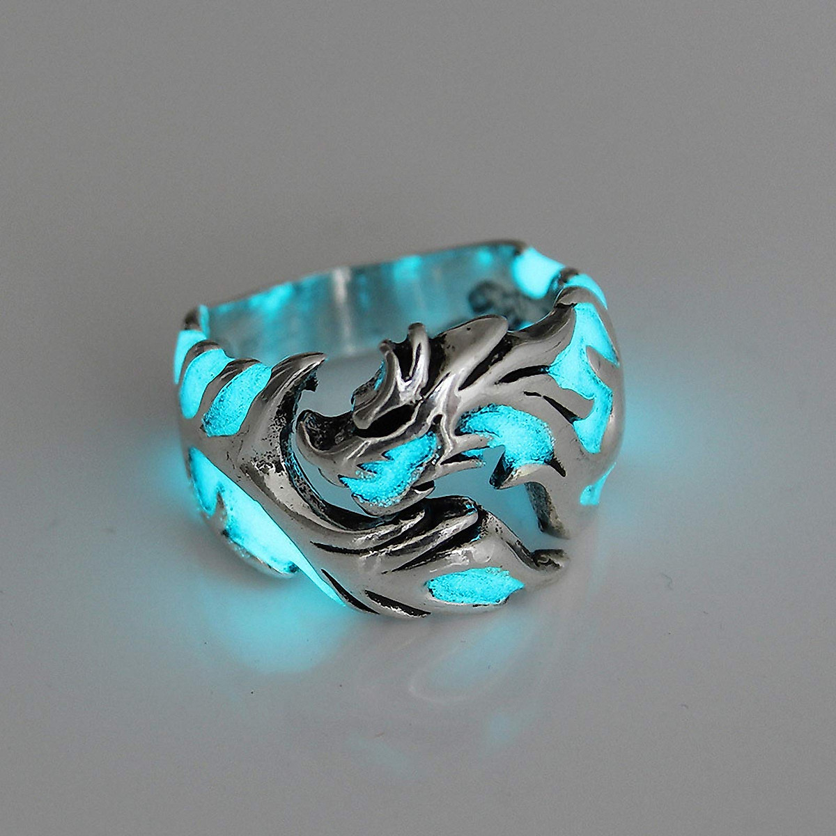 Cool Flying Dragon Luminous Ring, Gothic Punk Rings for Men and Women Allergy Free Glow in the Dark Creative Embossed Dragon Pattern Animal Ring Halloween Anniversary Party Jewelry Light-Emitting Gift
