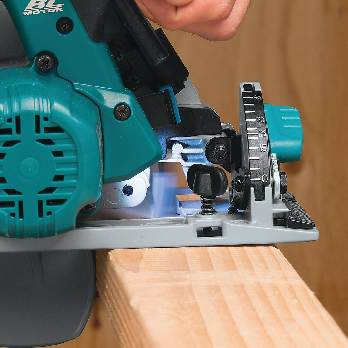 Makita XSH03Z-R 18V LXT Brushless Lithium‑Ion 6‑1/2 in. Cordless Circular Saw (Tool Only) (Renewed)