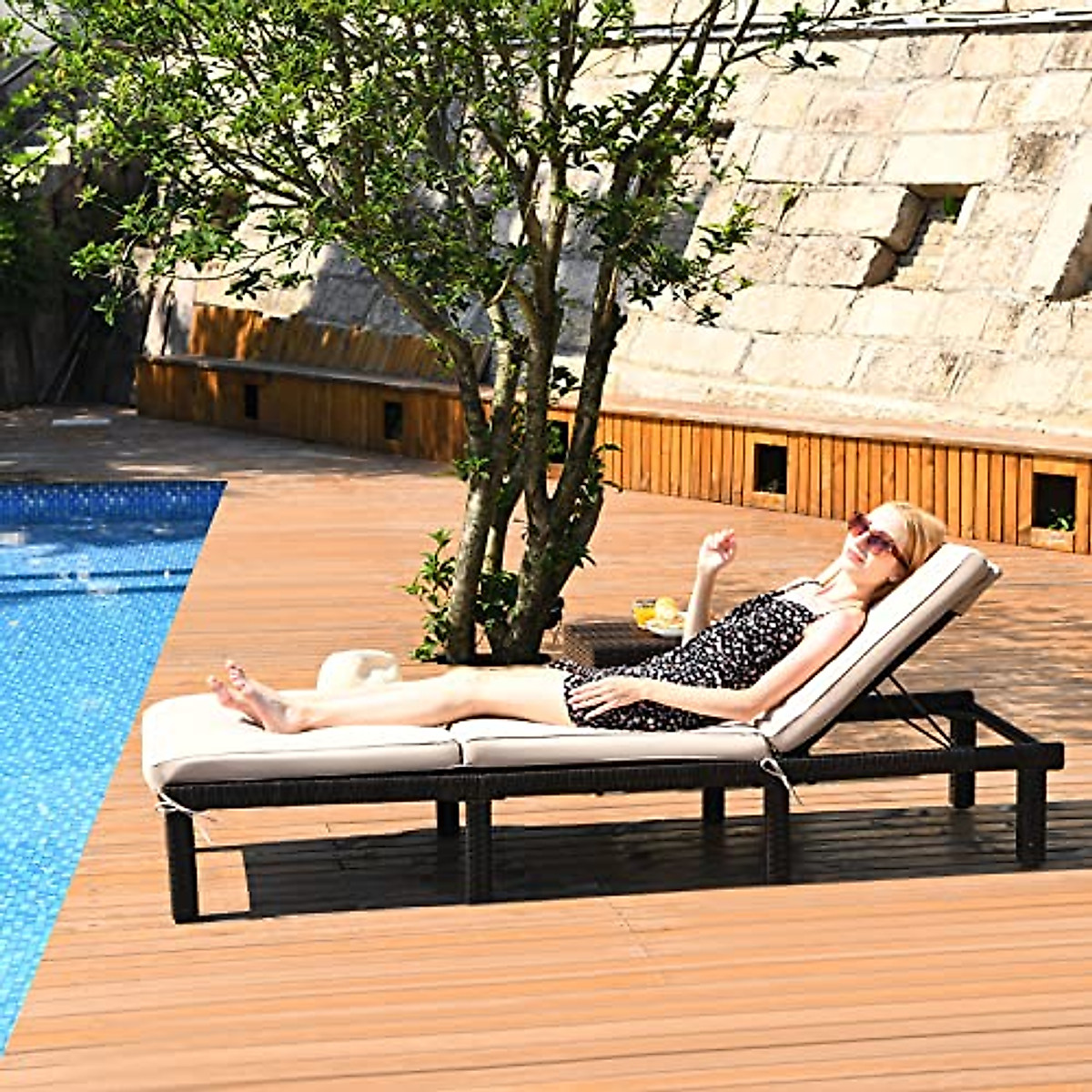 Tangkula Rattan Wicker Chaise Lounge Chair, Outdoor Patio Lounger Recliner Chair w/Adjustable Backrest, Heavy-Duty Reclining Chair Sunbed with Thick Zippered Cushion for Garden Yard Patio (1, Brown)