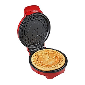 Uncanny Brands Elmo Waffle Maker - Officially Licensed Sesame Street Figures Elmo Face Small Waffle Iron, Kitchen Small Appliances - 7" Round Waffle Makers