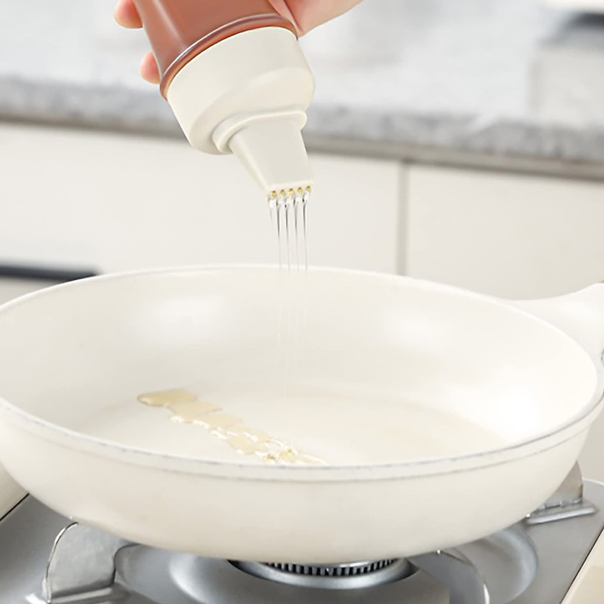 Srtood 2 Pack Ketchup Squeeze Bottles, 8 OZ Plastic Condiment Squeeze Squirt Bottles and Caps with Discrete Measurements, for Ketchup, BBQ, Sauces, Syrup, Condiments, Dressings, Paint - BPA Free