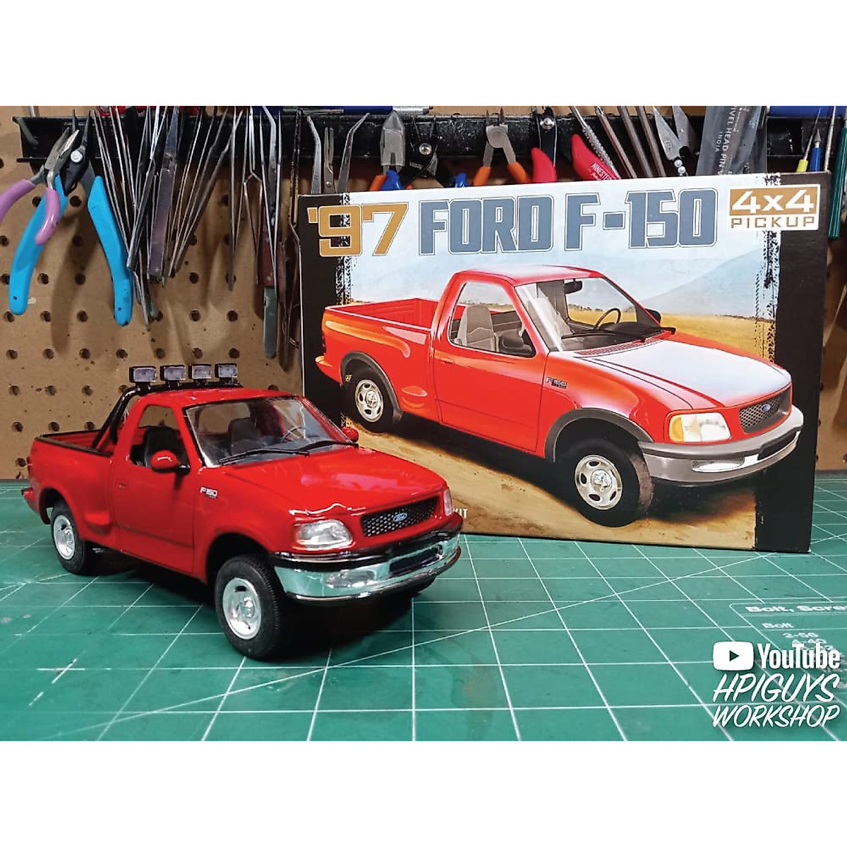 AMT 1997 Ford F-150 4x4 Pickup 1:25 Scale Model Kit