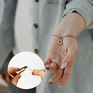 xocubur 2pcs Bracelet Fastener Helper Tool to Help Put on Bracelets by Myself Bracelet Buddy Necklace Clasp Helper Jewelry for Women (Gold&Rose Gold)