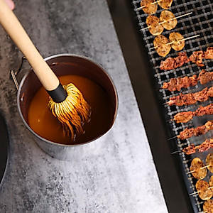 BBQ Sauce Pot and Basting Brush Set, 61 oz Stainless Steel Sauce Pan & Basting Mop Brush, Gifts for Griller, with 2Pcs Wooden Long Handle Barbecue Sauce Mops & 2Pcs Replacements