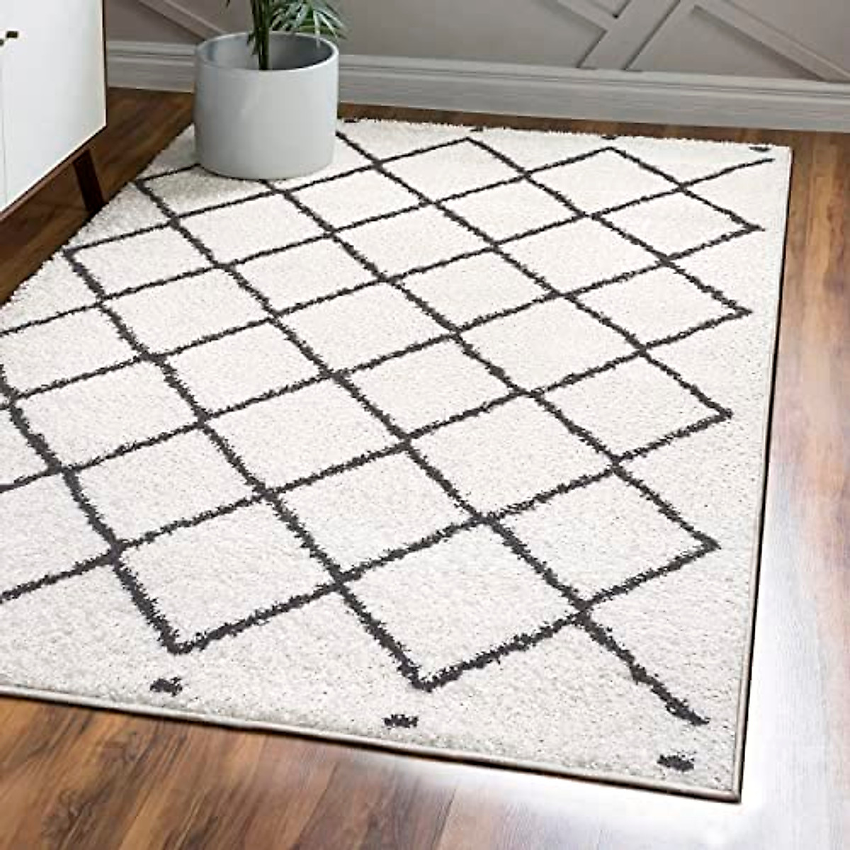 JONATHAN Y MOH410A-4 Cami Moroccan Style Diamond Shag Indoor Area-Rug Bohemian Contemporary Geometric Easy-Cleaning Bedroom Kitchen Living Room Non Shedding, 4 X 6, White/Black