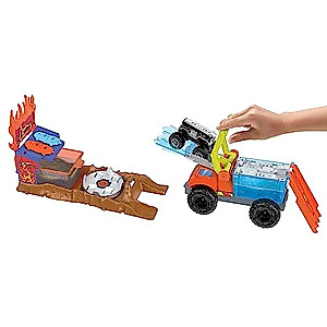 Hot Wheels Monster Trucks Arenabeukers Color Shifters 5 Alarm Rescue with 1 Color Shifter Monster Truck, 2 Color Shifter Demolition Cars and 1 Detachable Trailer, HPN73
