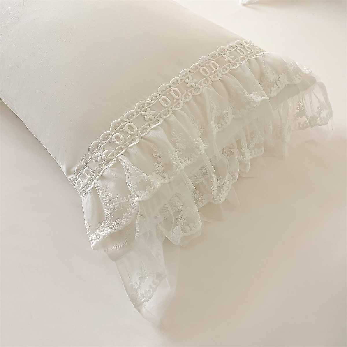 MOOWOO Chic Ruffle Lace Polyester Duvet Cover Set -Girl Red Bedding-3 Piece Queen Duvet Cover with Zipper Closure -Ultra Soft and Light Weight (White,Full)