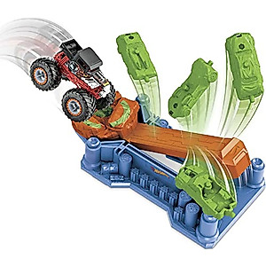 Hot Wheels Monster Trucks Launch & Bash Playset with Launcher, 4 Crushed Cars, 1 1:64 Scale Monster Truck, Landing Zone for Stunting, Crashing Action Great Gift for Kids Ages 4-5-6-7-8