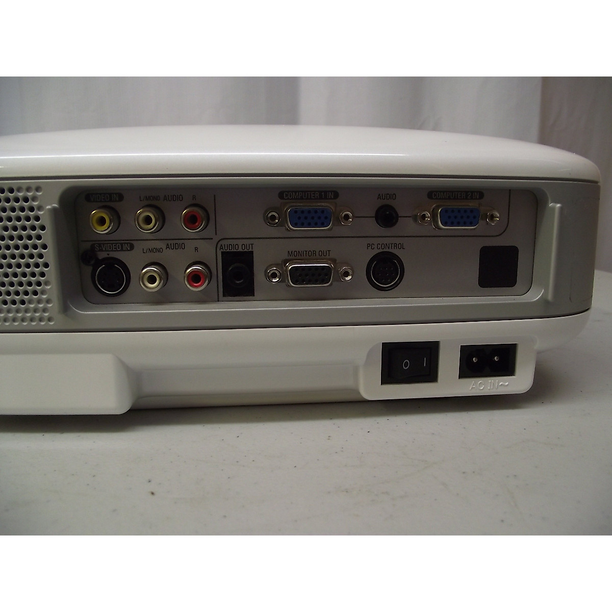 NEC VT470 Digital Video Projector 2000 ANSI Lumens