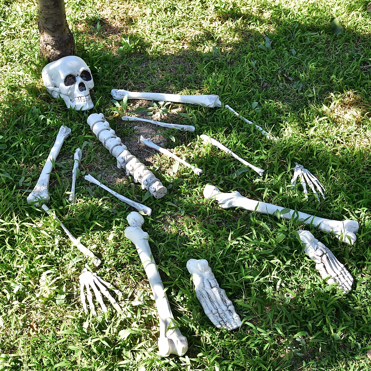 18Pcs Bag of Skeleton Bones and Skull for Halloween Decorations, Life Size Plastic Skeleton Bones,Spooky Skull Bones Props for Outside Inside Halloween Yard lawn Graveyard Party Haunted House Decor