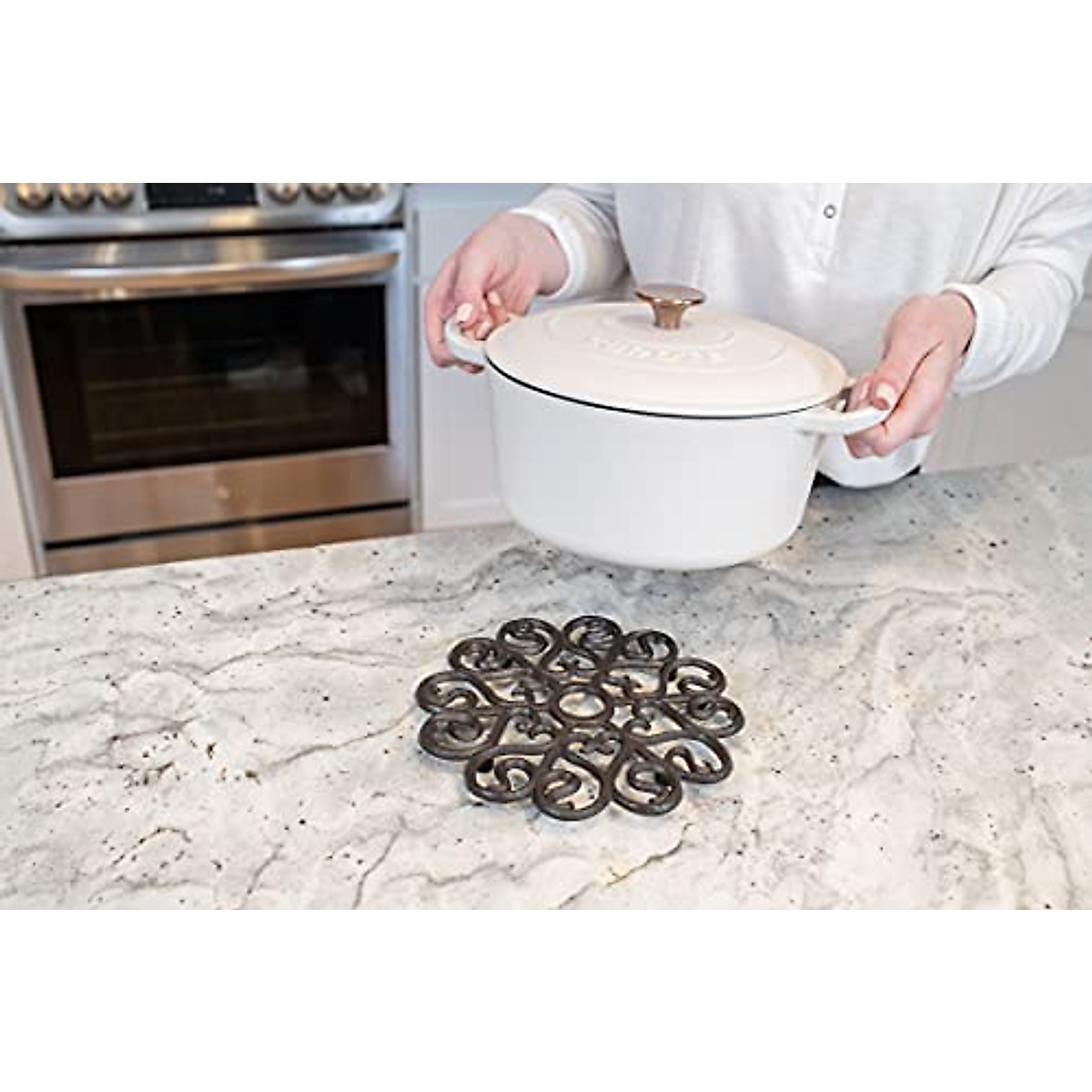 gasaré, Trivet for Hot Dishes, Pots and Pans, Metal Trivet, Victorian Design, Cast Iron, Rubber Feet Caps, Ring Hanger, 8 Inches, Brown Finish, 1 Unit