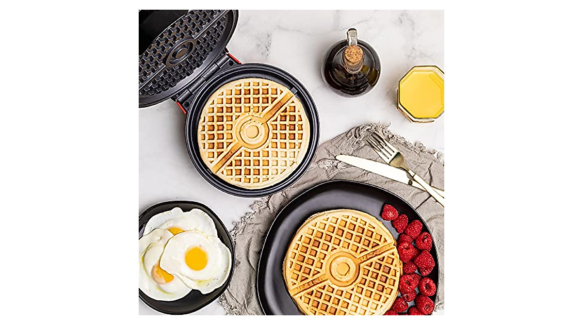 Uncanny Brands Pokémon Waffle Maker - Create Pokeball Waffles