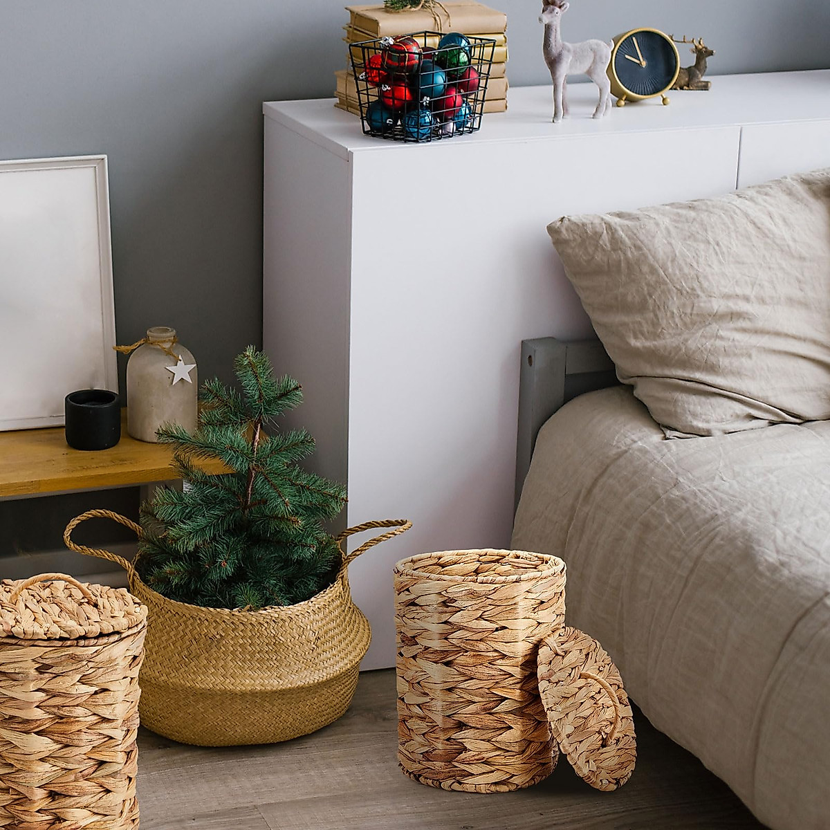 Ctosree 4 Pcs Small Wicker Trash Can Basket Woven Waste Basket with Lid Bathroom Boho Wastebasket Garbage Bin with 200 Pieces of Trash Bags for Bedroom Bathroom Office Garbage Living Room Kitchen