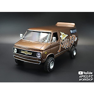 AMT 1975 Chevy Van Foxy Box 1:25 Scale Model Kit