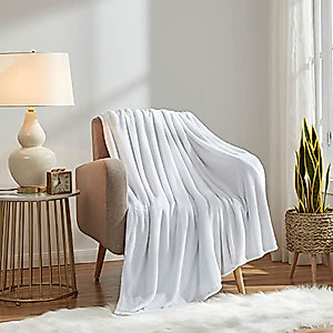 KMUSET Fleece Blanket King Size White Lightweight Super Soft Cozy Luxury Bed Blankets Microfiber Factory Shop(90 * 108)