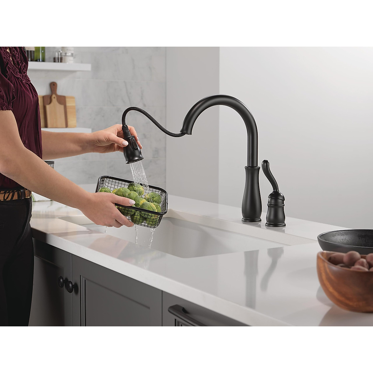 Delta Faucet Leland Pull Down Kitchen Faucet, Black Kitchen Faucets with Pull Down Sprayer, Kitchen Sink Faucet, Magnetic Docking Spray Head, 1.8 GPM Water Flow, Matte Black 978-BL-DST
