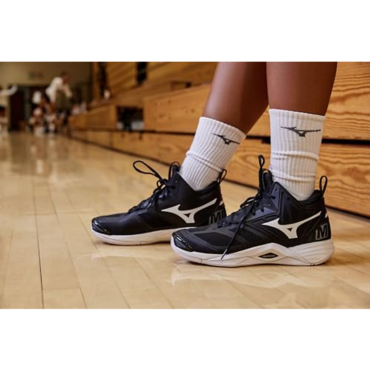 Mizuno womens Wave Momentum Mid Volleyball Shoe 8 1 2 0850 , Black/White, 8.5 US