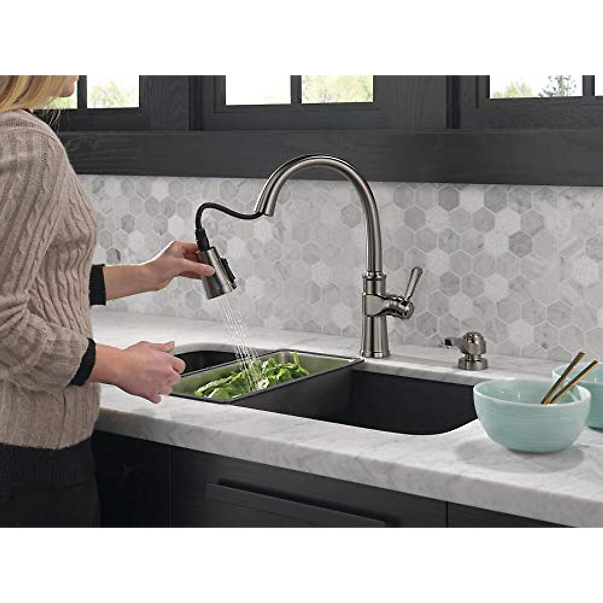 Delta Faucet Spargo Black Stainless Kitchen Faucet, Kitchen Faucets with Pull Down Sprayer, Kitchen Sink Faucet, Faucet for Kitchen Sink, Soap Dispenser, Black Stainless 19964Z-KSSD-DST