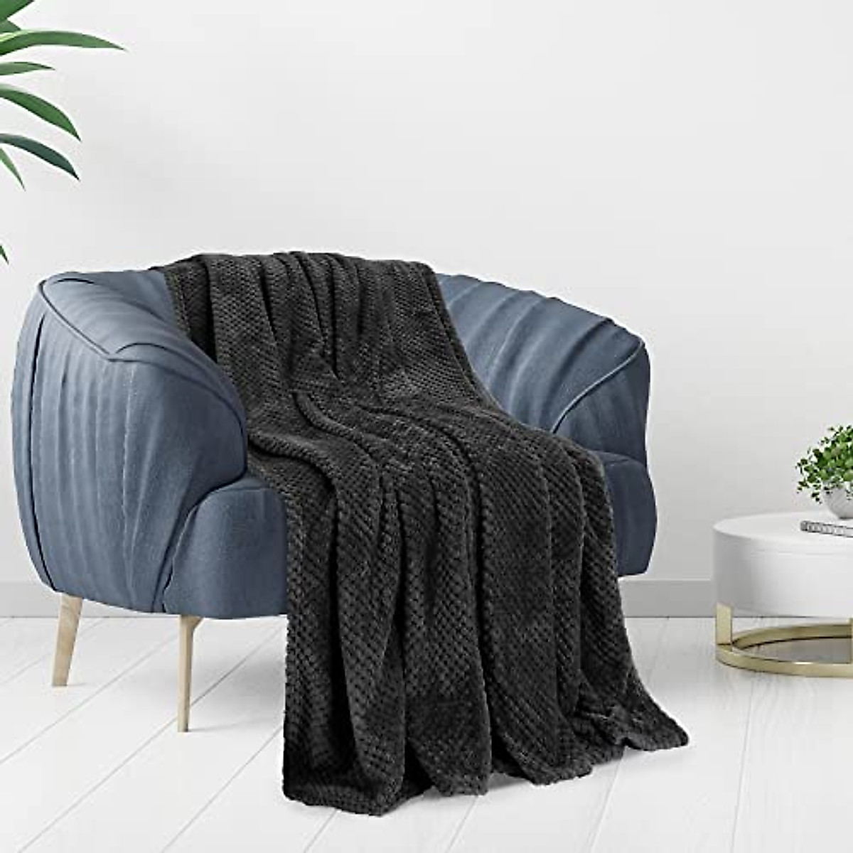 uxcell Flannel Fleece Bed Blankets, Soft Warm Microfiber Blanket, Mesh Fuzzy Plush 330GSM Lightweight Decorative Solid Blankets for Bed Throw (50"x60") Black