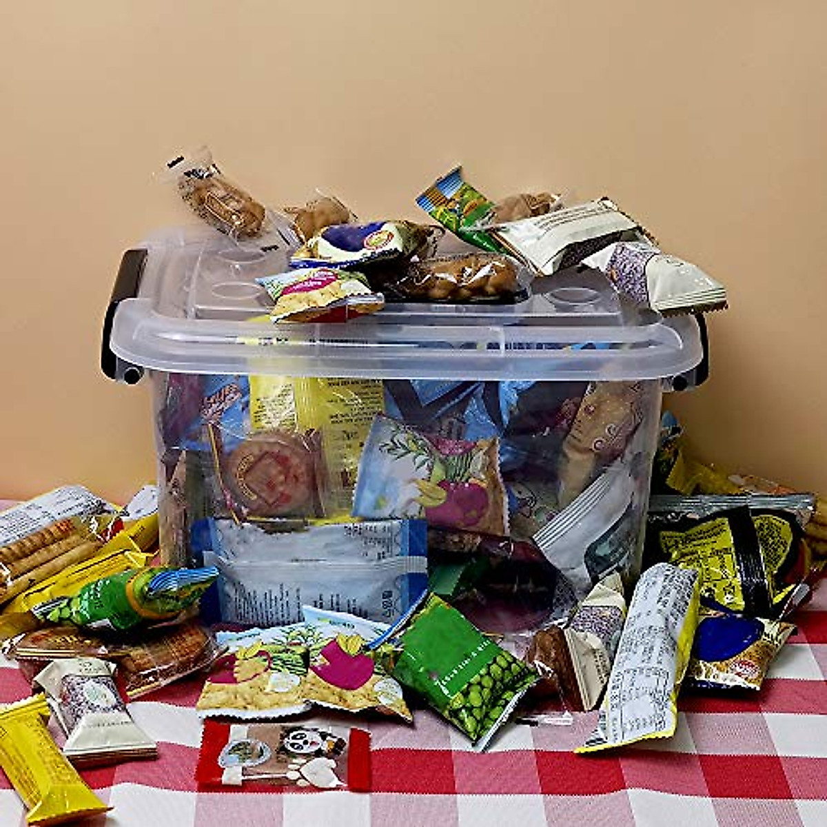 Utiao Clear Plastic Bin with Lid, 5.5 Quart Latching Box with Black Handle, 6 Packs