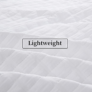 HOMBYS Oversized King Seersucker Bedspread 120”x128”, White Summer Quilt Set,Lightweight Bedding Cover with Shams for All Season, Microfiber Modern Style Bedspread & Coverlet Sets (1 Quilt, 2 Shams)