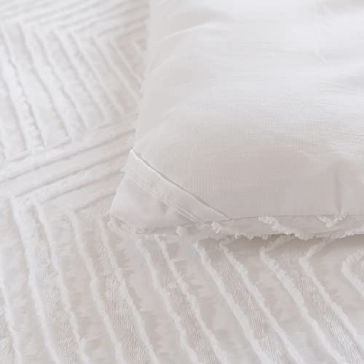 LAVACHEY California King Comforter Set, Tufted White Comforter Set, Boho Bedding Comforter Sets Extra Fluffy, Ideal for All Seasons 3 Pieces (1 Comforter, 2 Pillowcases)