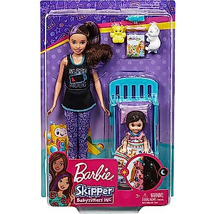 Barbie Skipper Babysitters Inc. Bedtime Playset with Babysitting Skipper Doll, Toddler Doll with Glow-in-the-Dark Pajamas, Bed, Sleeping Kitty, Teddy Bear, Blanket and Storybook for Kids 3-7 Years Old