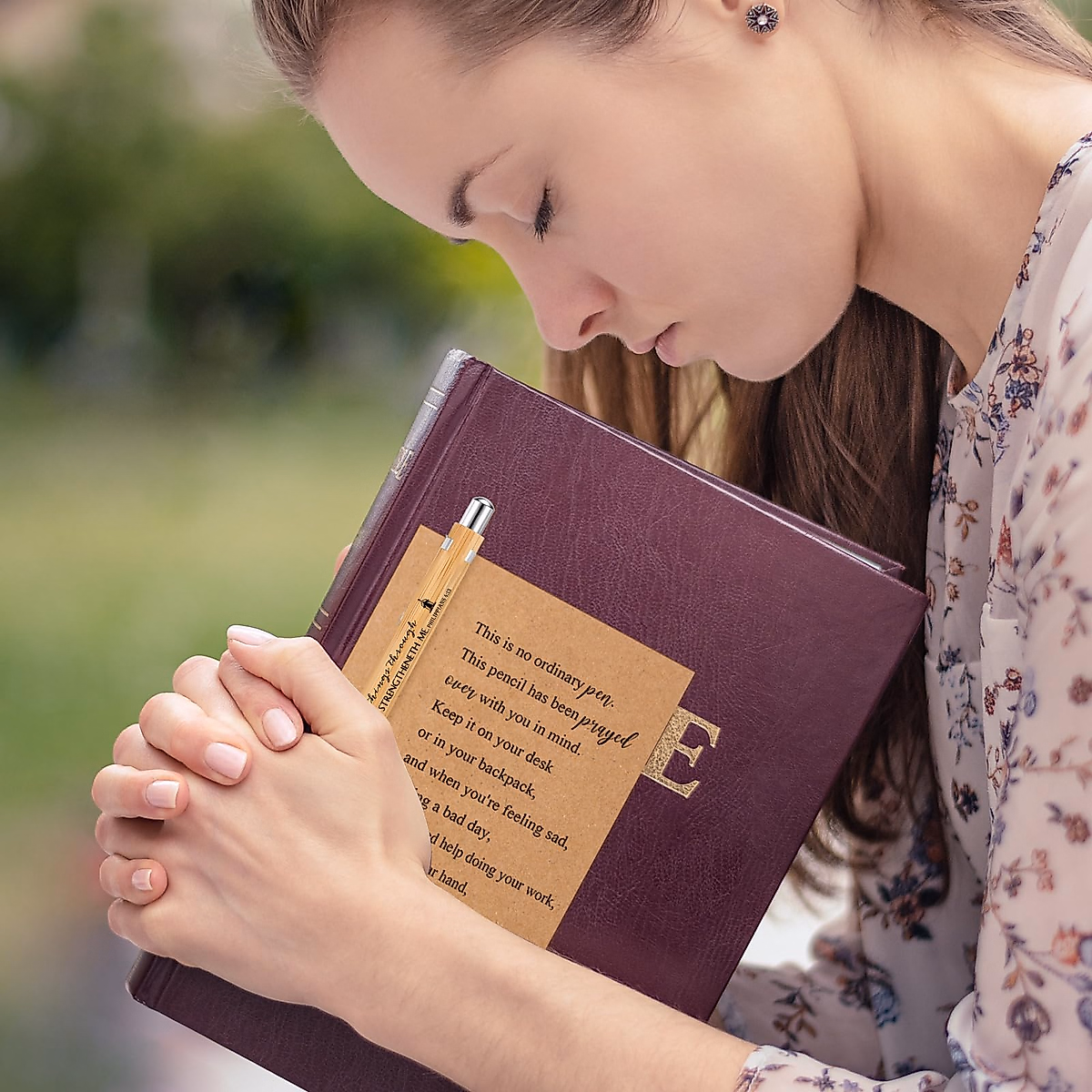 Ctosree 50 Set Bible Verse Pens Bamboo Christian Pen with Inspirational Cards Wooden Retractable Bible Ballpoint Pen Motivational Pen Bulk for Women Men Office School Supplies Journal Writing Gifts