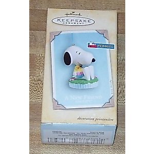 Hallmark Keepsake Ornament - A New Friend Snoopy (2004) QEO8364