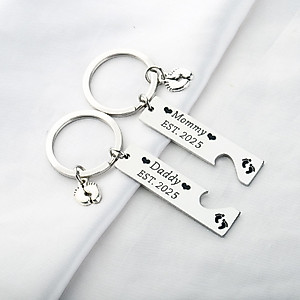 Pregnancy Announcement Gifts Daddy and Mommy Est 2025 Keychain Set New Parents Gift First Time Gifts Dad Mommy to Be Gift (Silver)