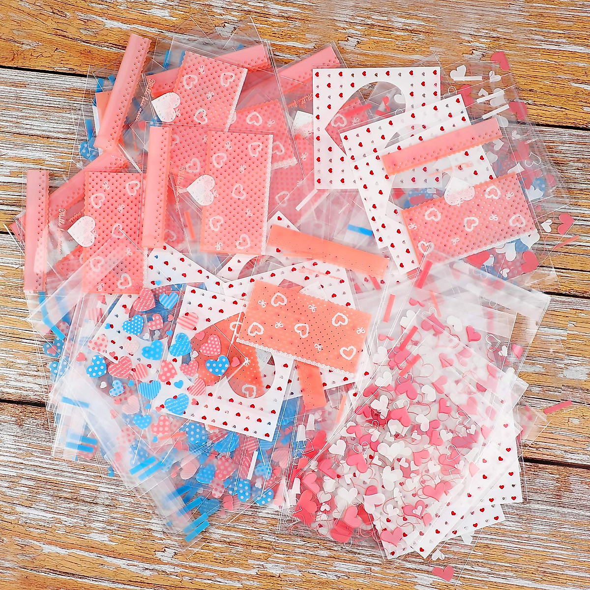 Konsait 200pcs Valentines Cellophane Bags, Valentines Cookie Candy Treat Bags Self-Adhesive Sweets Biscuit Bags Plastic Bags for Valentines Party Favors Supplies, Heart Gifts Goody Bags