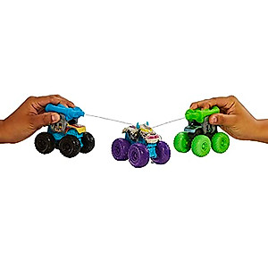 Hot Wheels Monster Trucks Color Reveal Truck with Clip-On Water Tank, 1 Toy Truck with Surprise Reveal (Styles May Vary)
