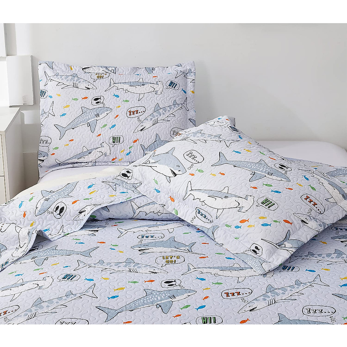 Beach Bedding Kids Twin Size Quilt Set Shark Quilt Bedding Summer Cool Lightweight Quilt Coastal Bedding Reversible Quilt Bedspread Ocean Quilt Grey Shark Animal Quilts Coverlet with Pillow Shams