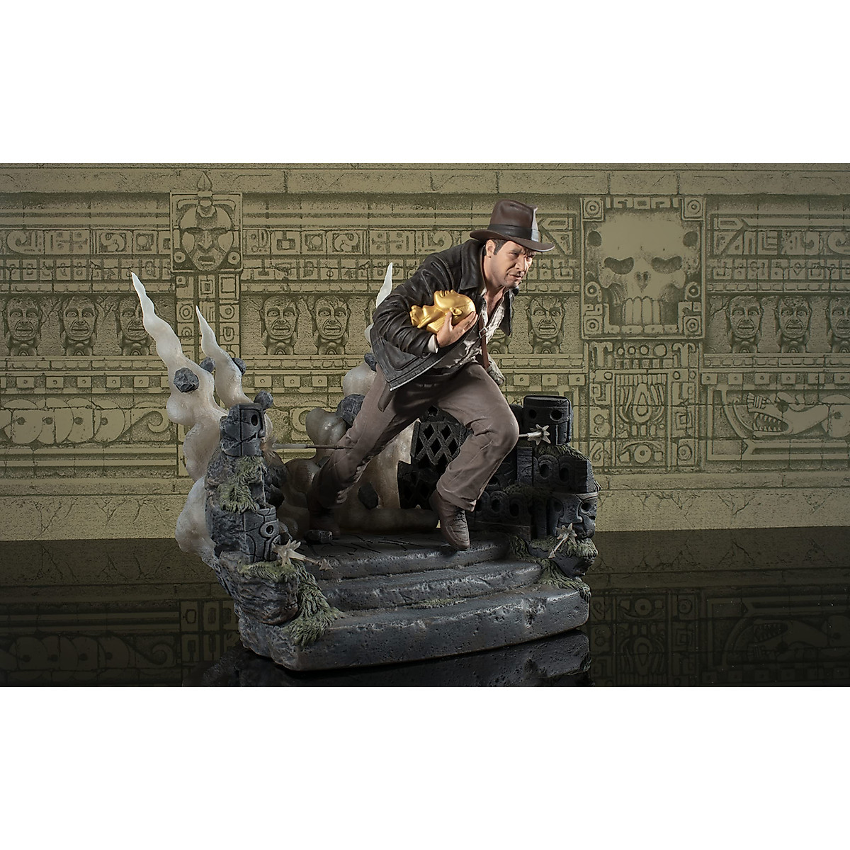 Diamond Select Toys Indiana Jones and The Raiders of The Lost Ark: Escape with Idol Deluxe Gallery Statue