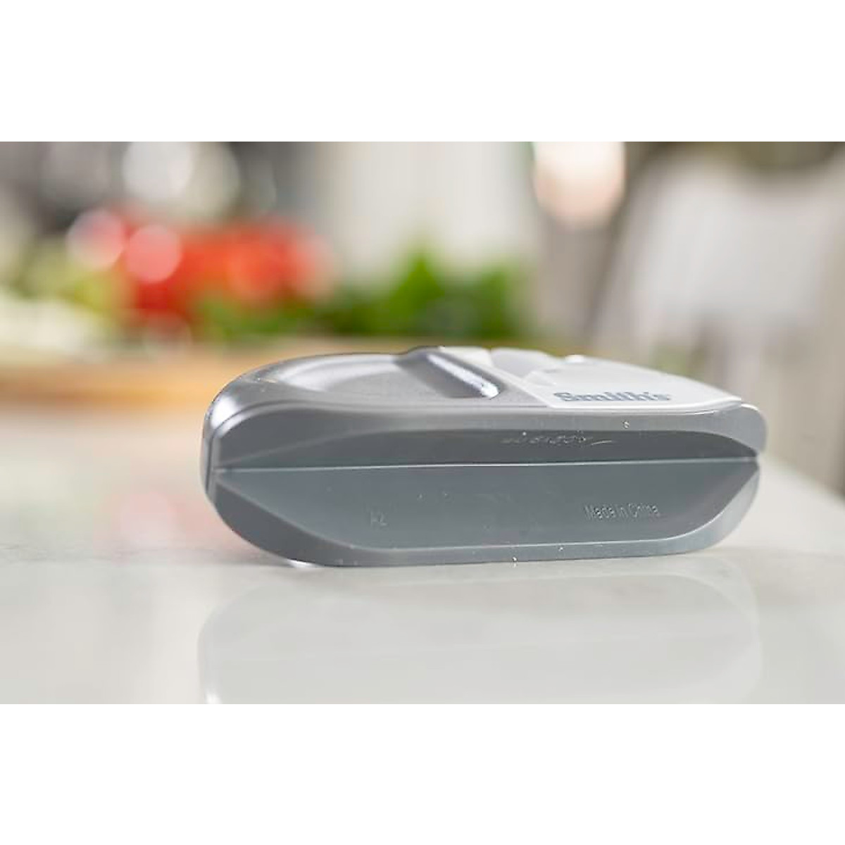 Smith's 51003 Diamond Edge Grip™ MAX 2-Stage Sharpener – White - Compact - Non-Slip Base - Patented V Grip – Sharpen Knives & Scissors - Diamond & Ceramic Sharpeners