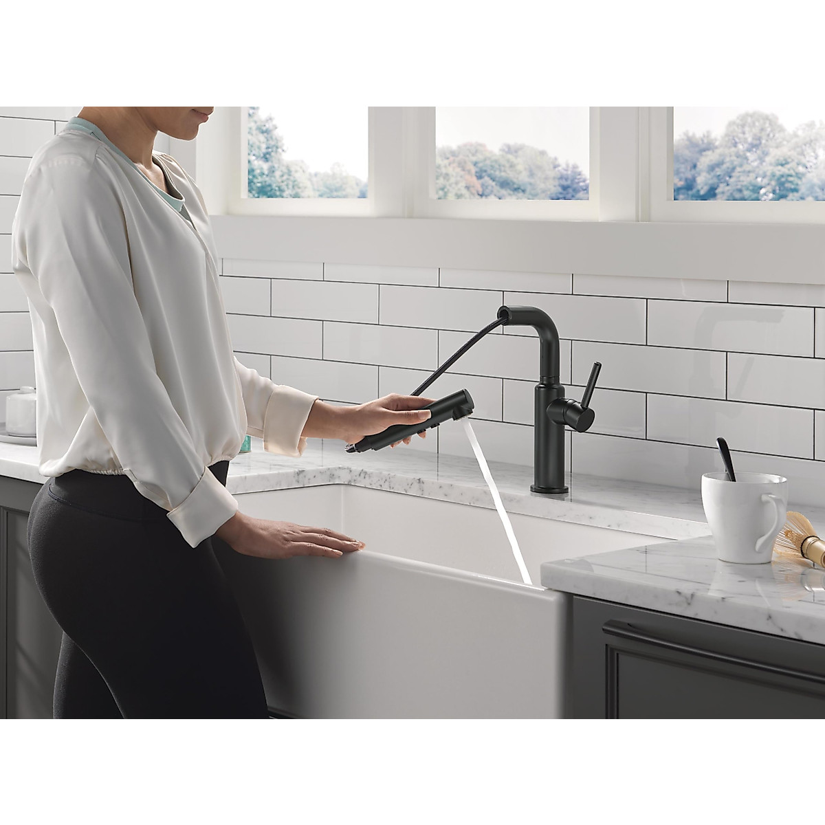 Delta Faucet Daneri Pull-Out Kitchen Faucet, Black Kitchen Faucets with Pull-Out Sprayer, Kitchen Sink Faucet, Faucet for Kitchen Sink with Magnetic Docking, Matte Black 16879-BL-DST