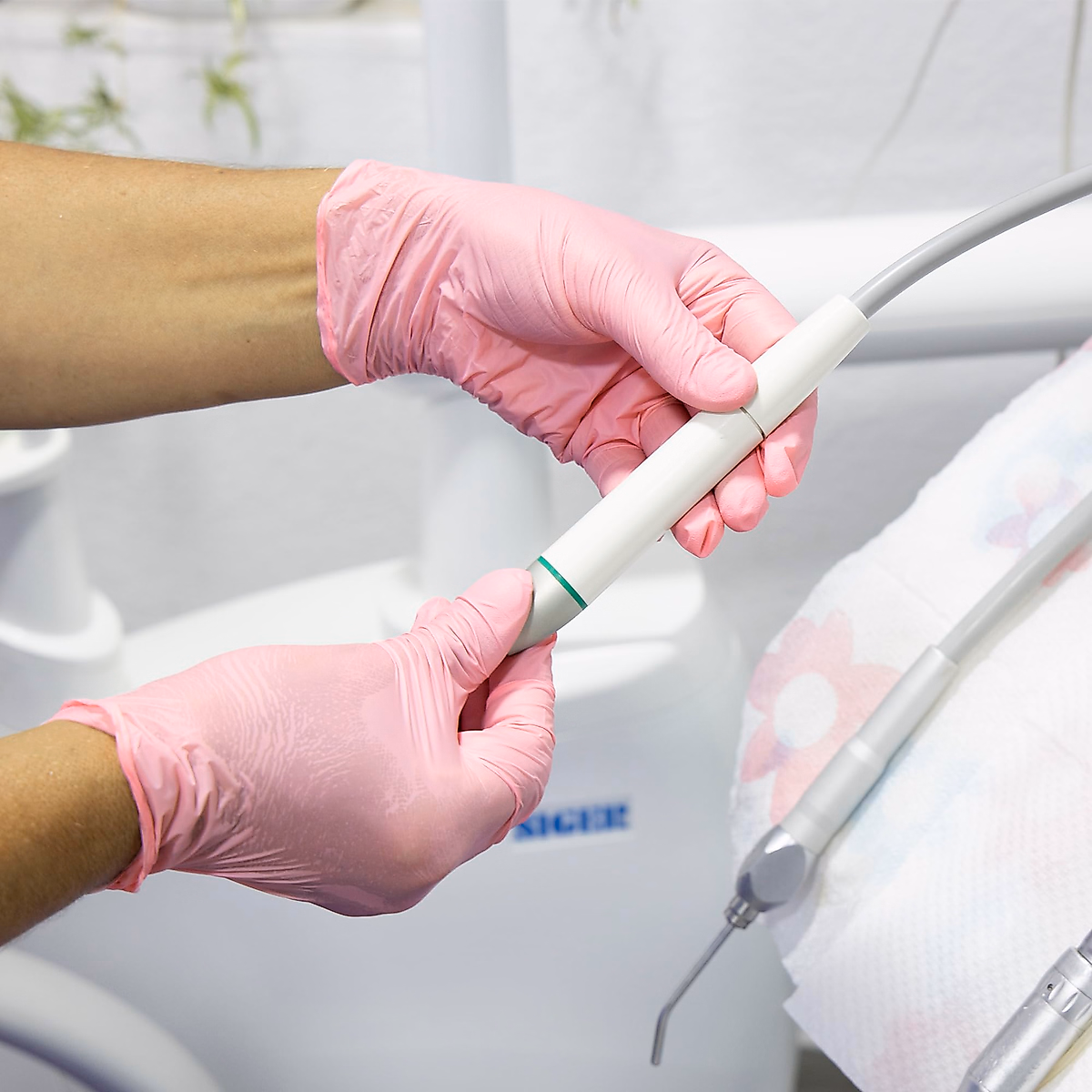 Comfy Package [100 Count Pink Nitrile Disposable Gloves - Latex Free and Rubber Free, Non-Sterile Powder Free Gloves - Medium