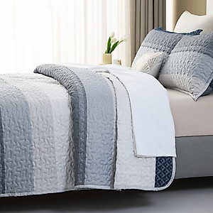 DURLENGEN Quilt Set California King Size 3Pcs, Blue & Navy Striped Patchwork Pattern All Season Lightweight Coverlet Sets(Cal King 112x104, Blue Patchwork)