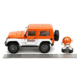 M&M's 1:24 2007 Jeep Wrangler Die-cast Car & 2.75" Orange Figure, Toys for Kids and Adults