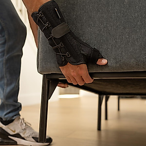 Comforband Quick-Strap Wrist & Thumb Spica Splint for De Quervain's Tenosynovitis, Long Stabilizer Brace for Tendonitis, Arthritis, Sprains & Wrist Thumb Forearm Fracture Support Cast (S/M, Right Hand)