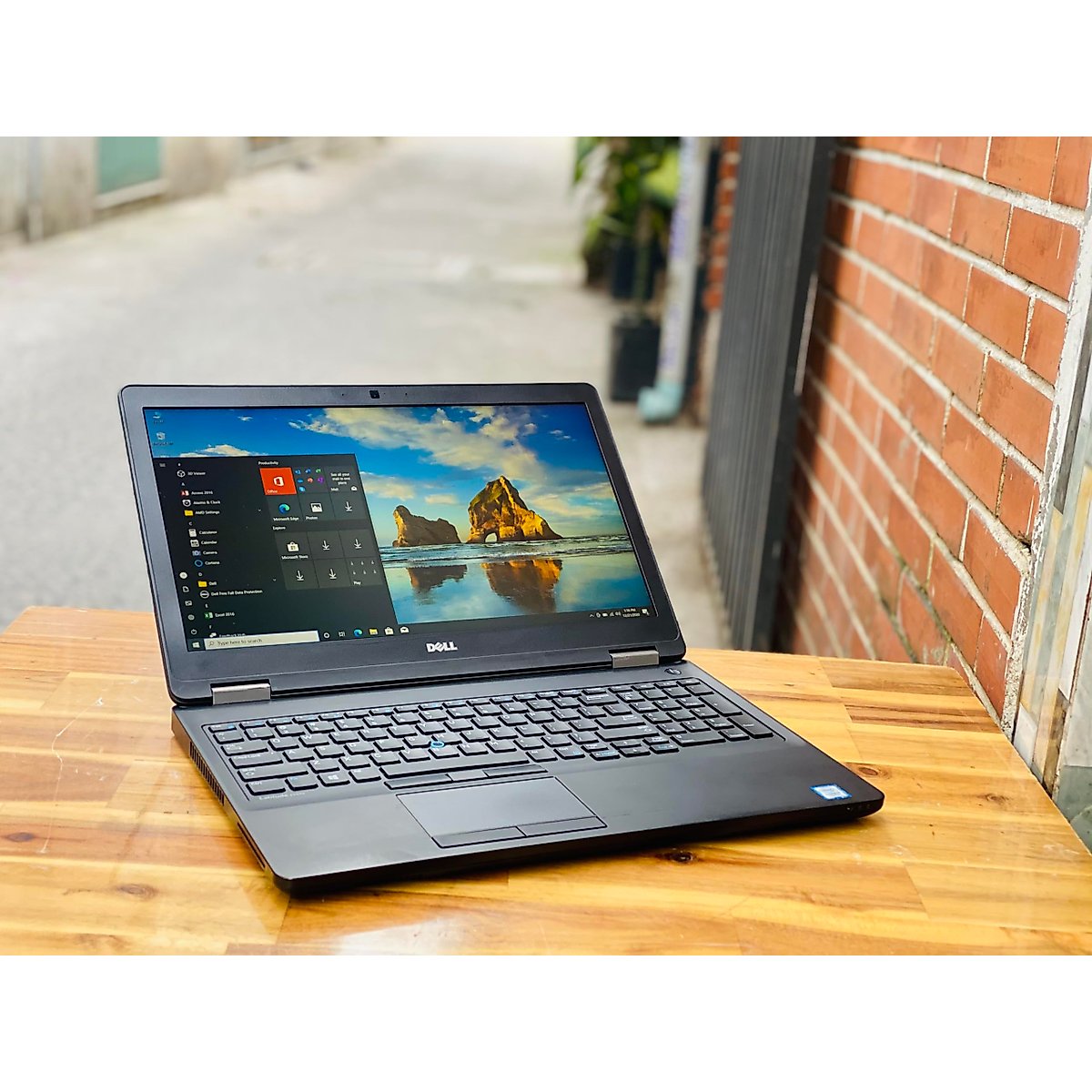 Dell Latitude E5570 15.6 Inch Business Laptop PC, Intel Core i7-6600U Processor - Intel UHD Graphics 530, 16GB DDR4 RAM, 256GB SSD, Webcam, WiFi, Bluetooth, HDMI, VAG Windows 10 Pro 64 Bit (Renewed)