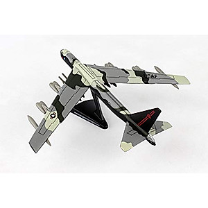 Daron Worldwide Trading B-52 Stratofortress Vehicle (1:300 Scale)