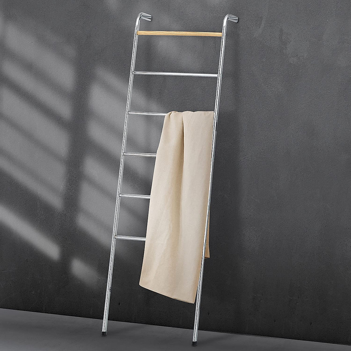 MyGift 6 Rung Silver Chrome Plated Metal Wall Leaning Bath Towel Storage Ladder, Freestanding Bathroom Drying Rack for Towels with Top and Bottom Non Slip Rubber Feet
