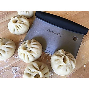 Checkered Chef Dough Scraper - Stainless Steel Kitchen Bench Scraper, Icing Smoother & Food Chopper - Pizza, Vegetable and Pastry Cutter w/Protective Plastic Cover﻿