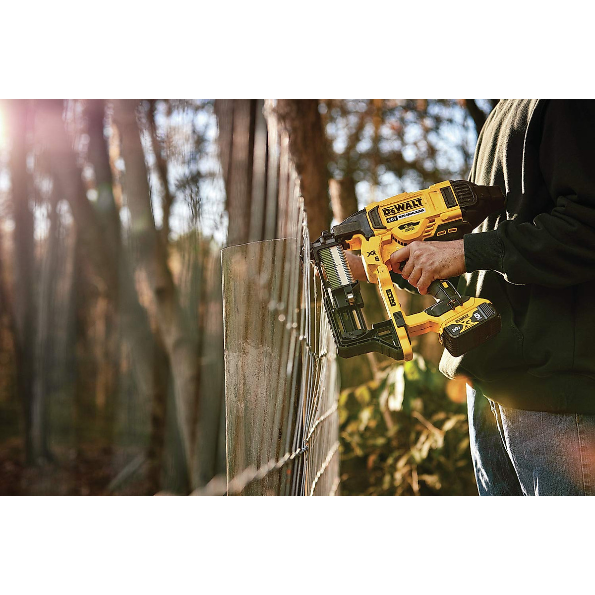 DEWALT 20V MAX* XR Crown Stapler, Cordless Fencing Kit, 9GA (DCFS950P2)