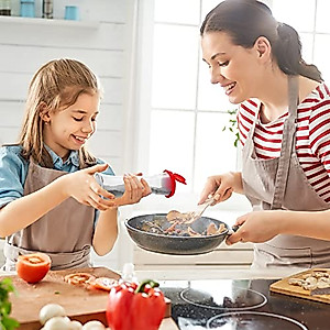 4 Pieces Salt and Pepper Shaker Set Hourglass Picnic Salt and Pepper Shakers Plastic Airtight Spice Jar Dispenser Moisture Proof Salt and Pepper Shakers with Lids for Camping Outdoors Kitchen Lunch